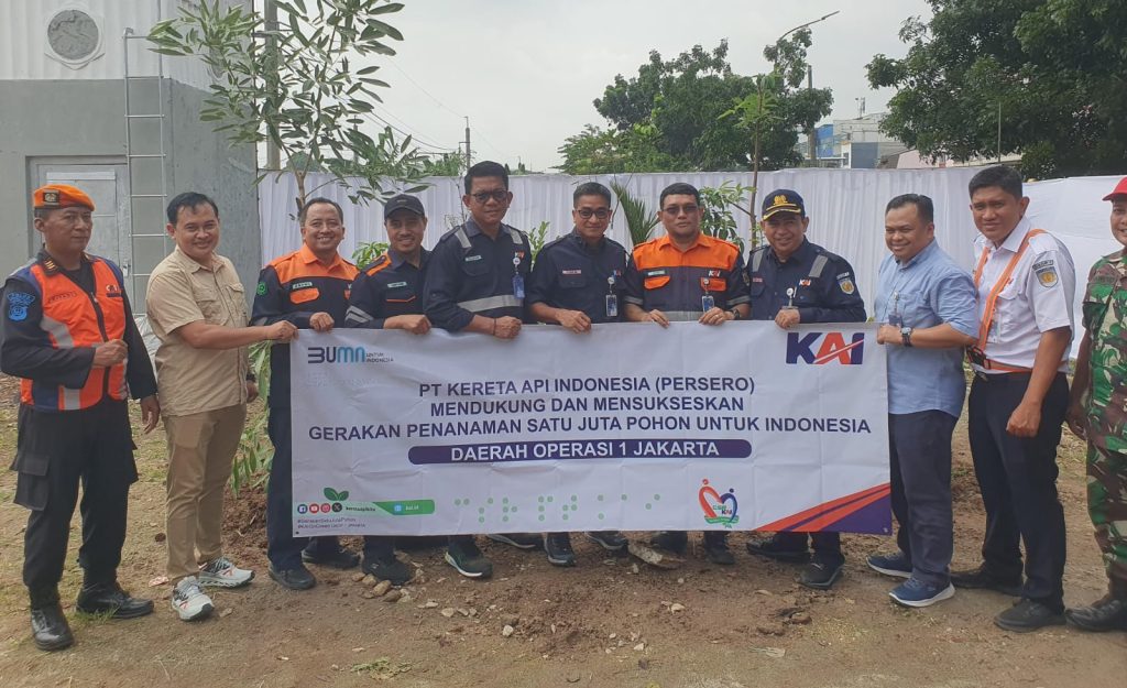 Peduli Lingkungan, KAI Daop 1 Jakarta Serentak Tanam 210 Pohon ...