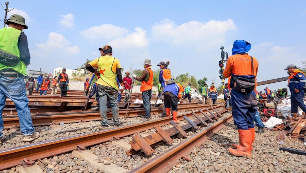 Optimalisasi Layanan! KAI Daop 1 Jakarta Ganti Rel Sepanjang 45.950 ...